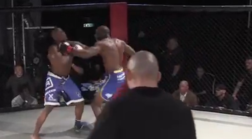 Un arbitre MMA met fin à un combat par la force