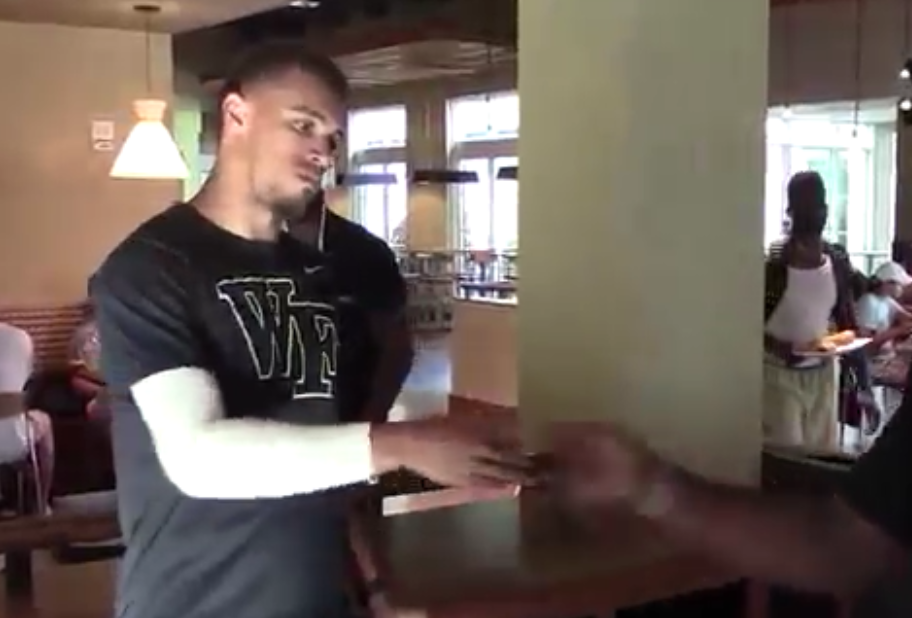 Cortez Lewis le roi du handshake