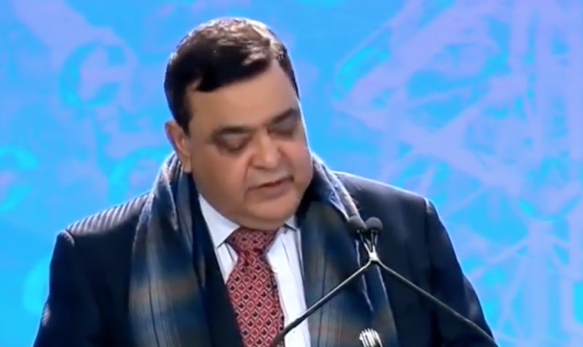 Le politicien canadien Deepak Obhrai essaie de parler français